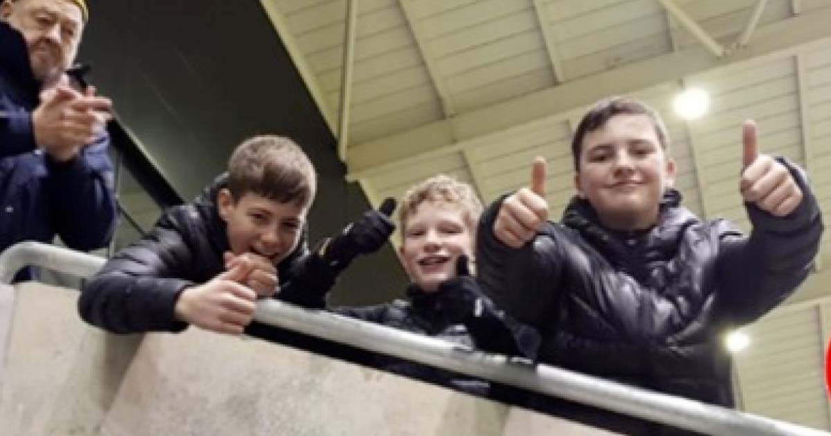 Pojkars upptåg på fotbollsmatcher gick viralt: fick stadionhögtalaren ...