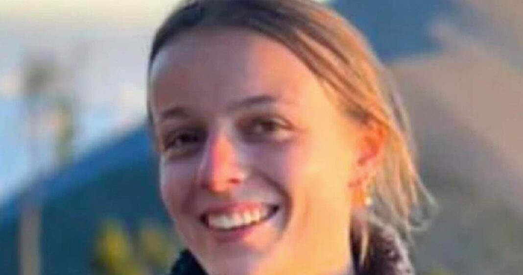 Kvinna låter främling ta semesterbild av henne: när hon tittar på ...